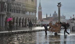 Aqua Alta (high tide) brings Chaos to Venice | This is Italy
