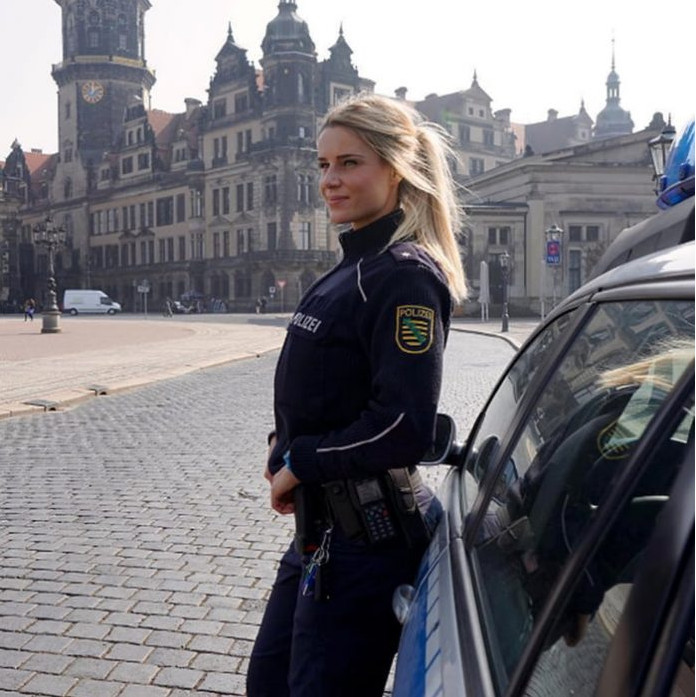 Top 9 Most Beautiful Female Officers in The World | This is Italy | Page 6
